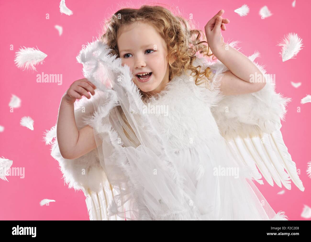 Springender engel -Fotos und -Bildmaterial in hoher Auflösung – Alamy