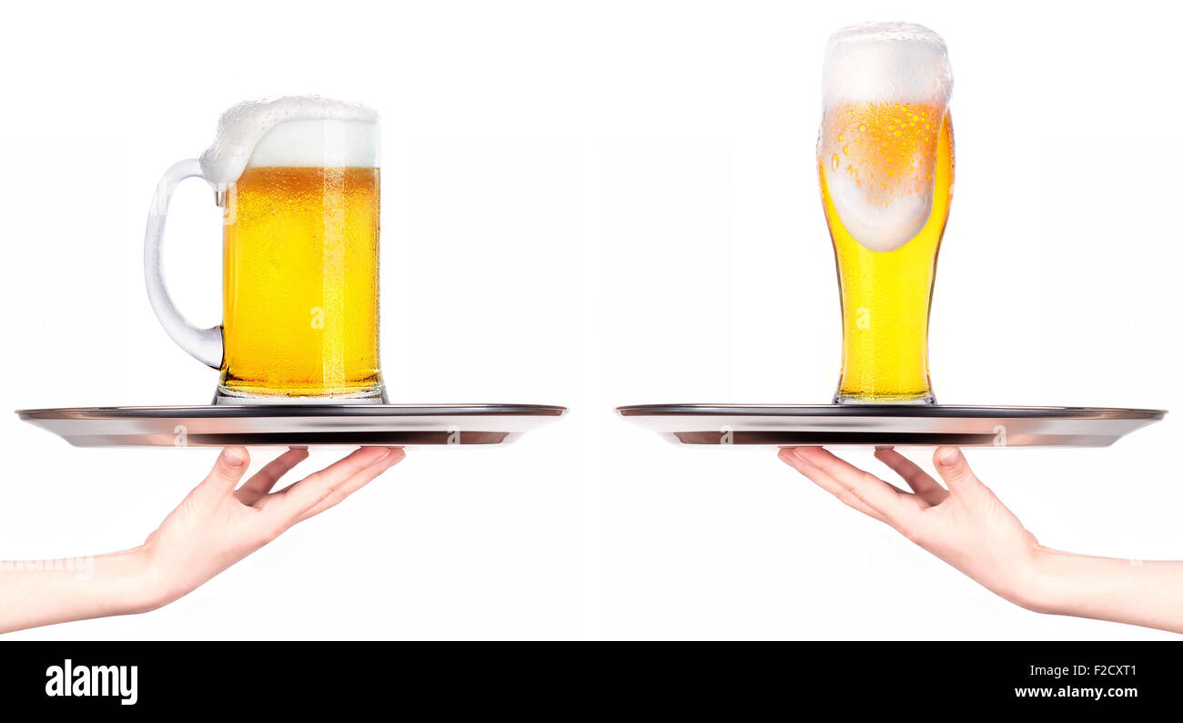 Kellnerinnen mit Tablett mit helles Bier Isoalted auf weißem ...