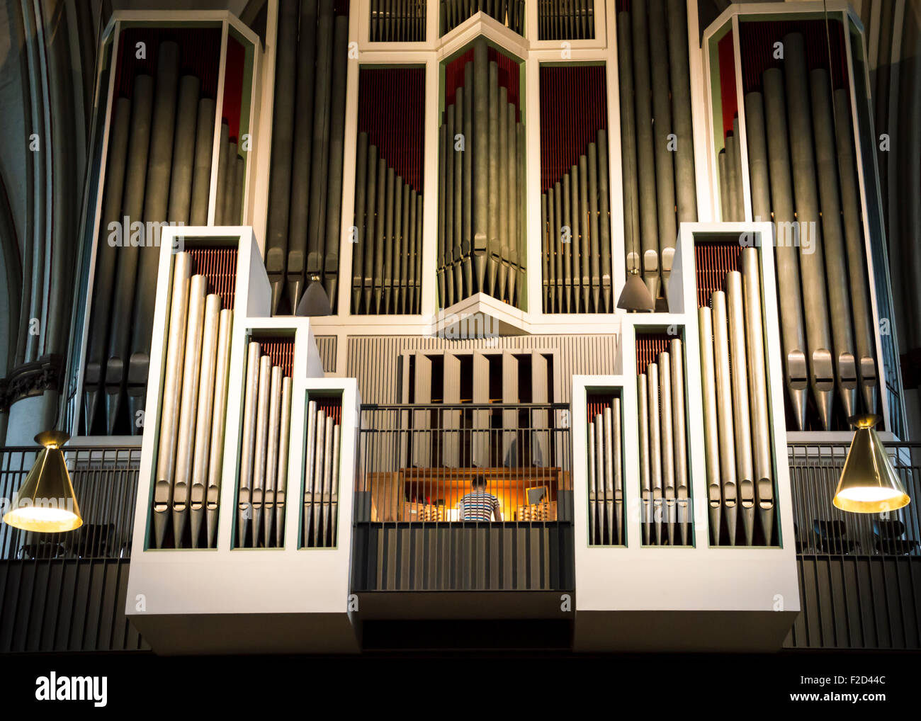 Mann spielt orgel -Fotos und -Bildmaterial in hoher Auflösung – Alamy