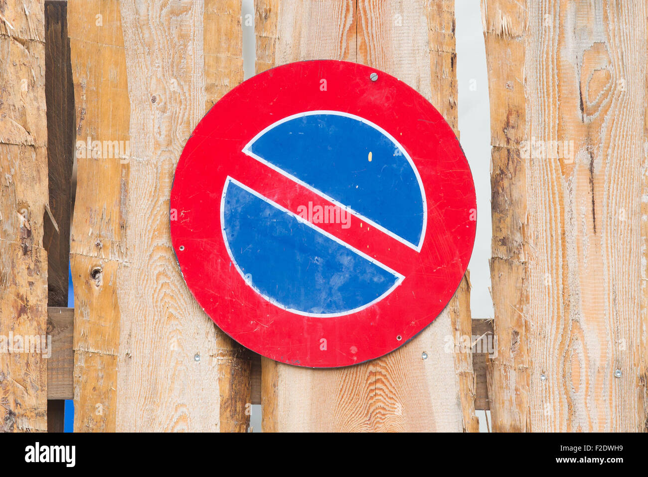 Verkehrszeichen, Verbots-Schild - kein Parkplatz, Holz Stockfotografie ...