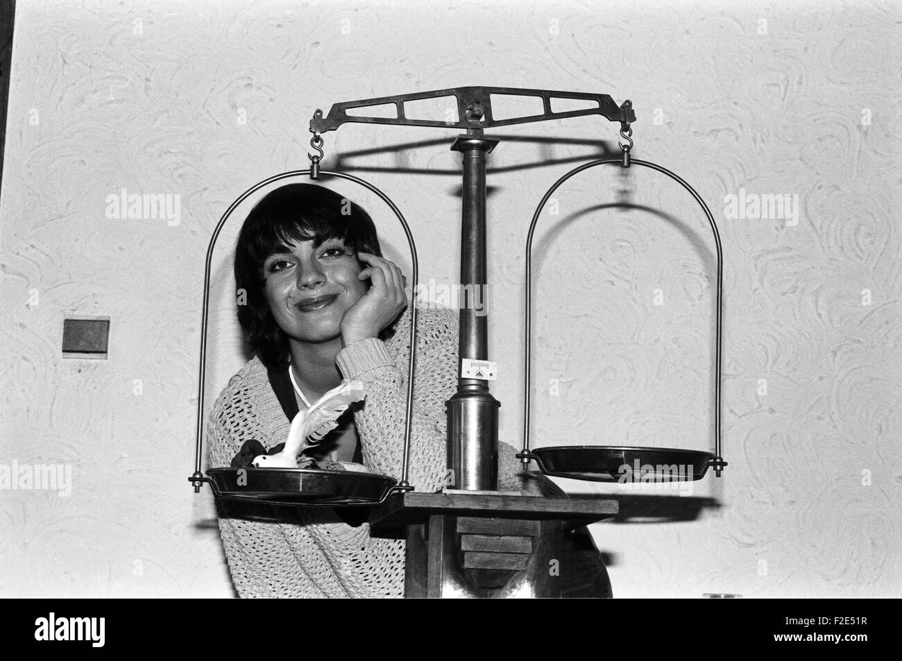 Deutsche Plant und Autorin Sabine von Maydell mit Waage, Deutschland ...