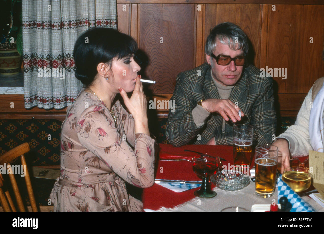 Zwei Mass Violetta Ferrari und Hartmut Reck, Deutschland 1970er Jahre ...