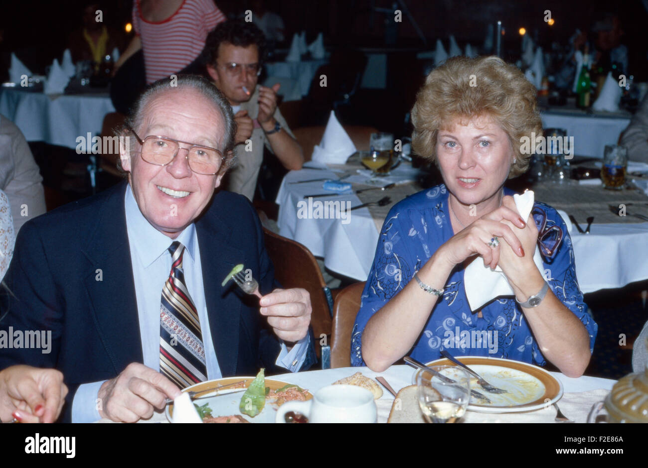 Der Deutsche Kabarettist Und Sänger Fred Kraus Mit Ehefrau Margit ...