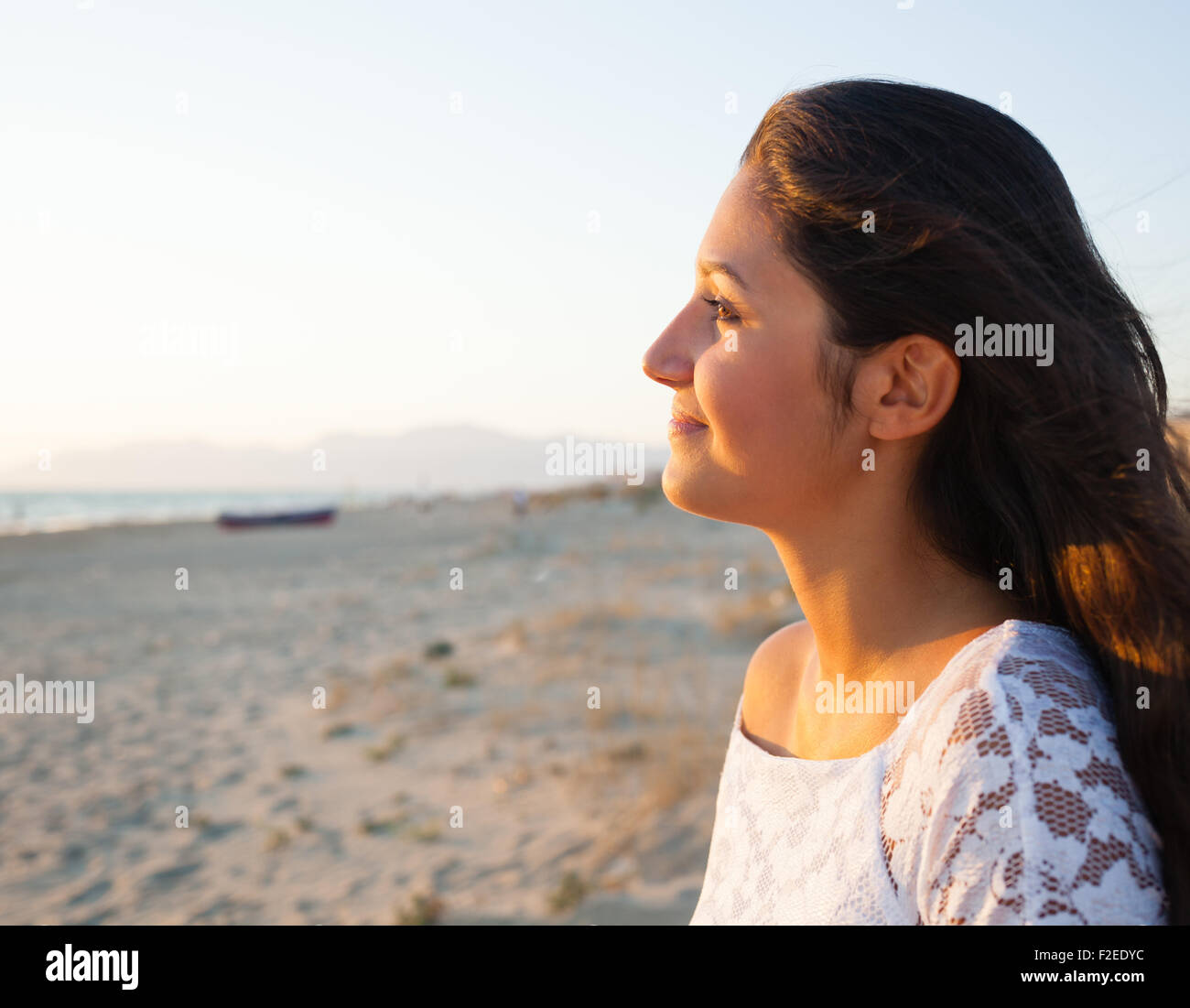 Weisses kleid meer strand Stockfotos und -bilder Kaufen - Alamy