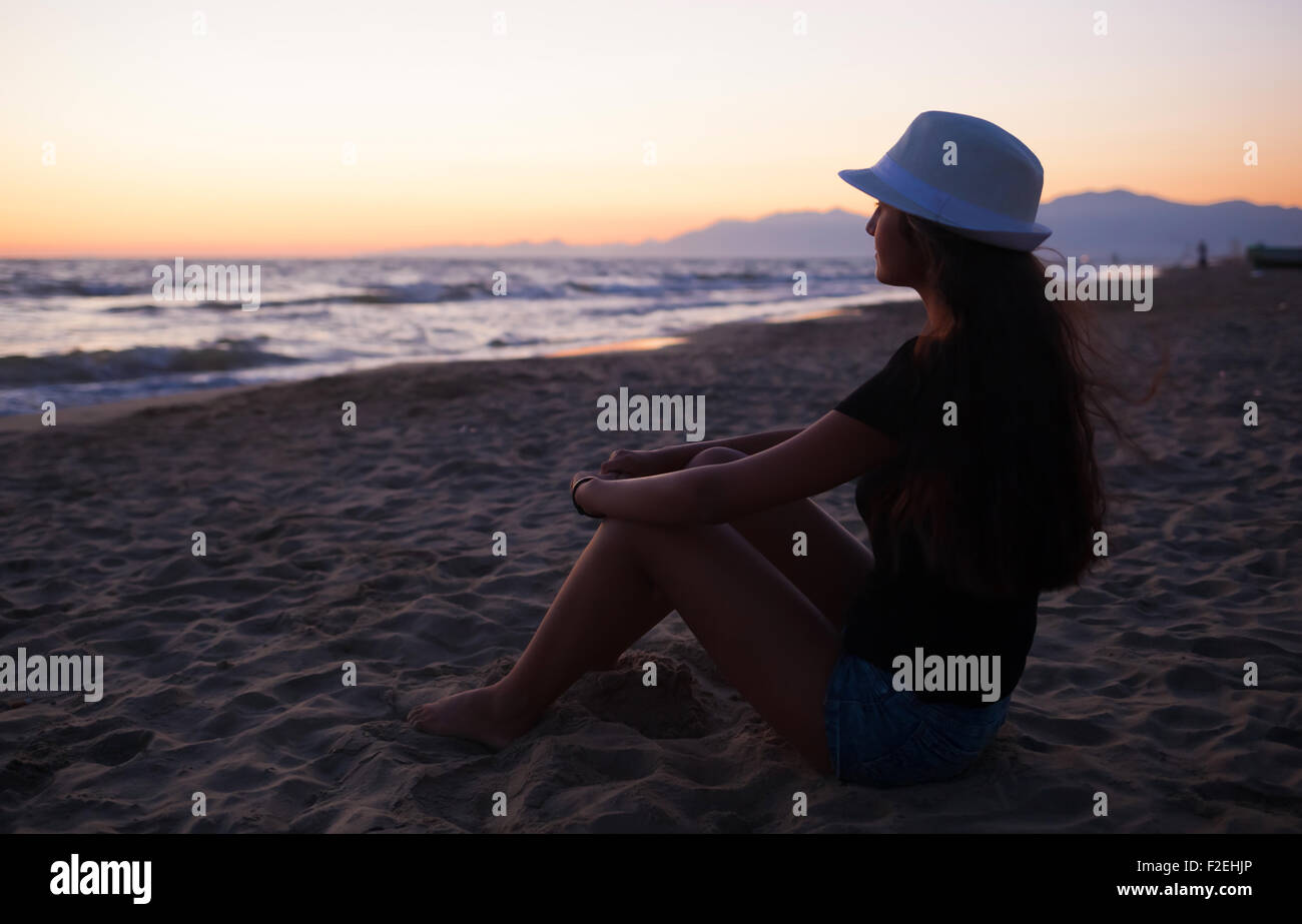 Schöne teenager mädchen am strand -Fotos und -Bildmaterial in hoher ...