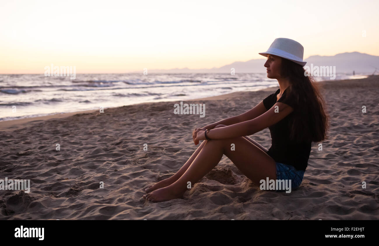 Schöne teenager mädchen am strand -Fotos und -Bildmaterial in hoher ...