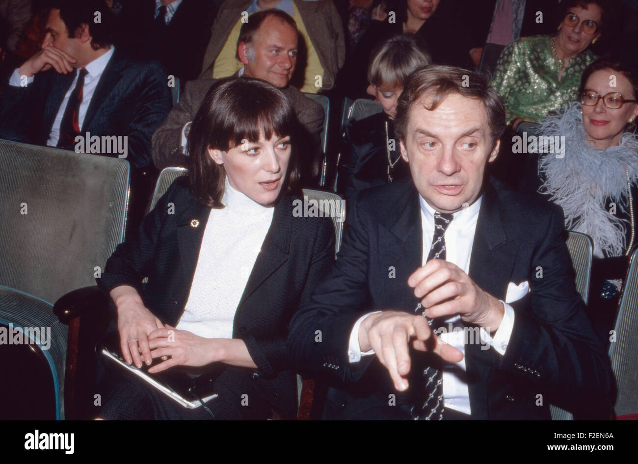 Der Deutsche Schauspieler Und Entertainer Harald Juhnke Mit Seiner ...
