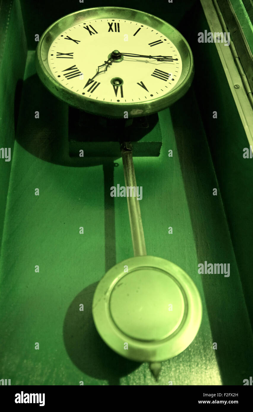 Eine antike alte Retro-Pendeluhr Stockfotografie - Alamy