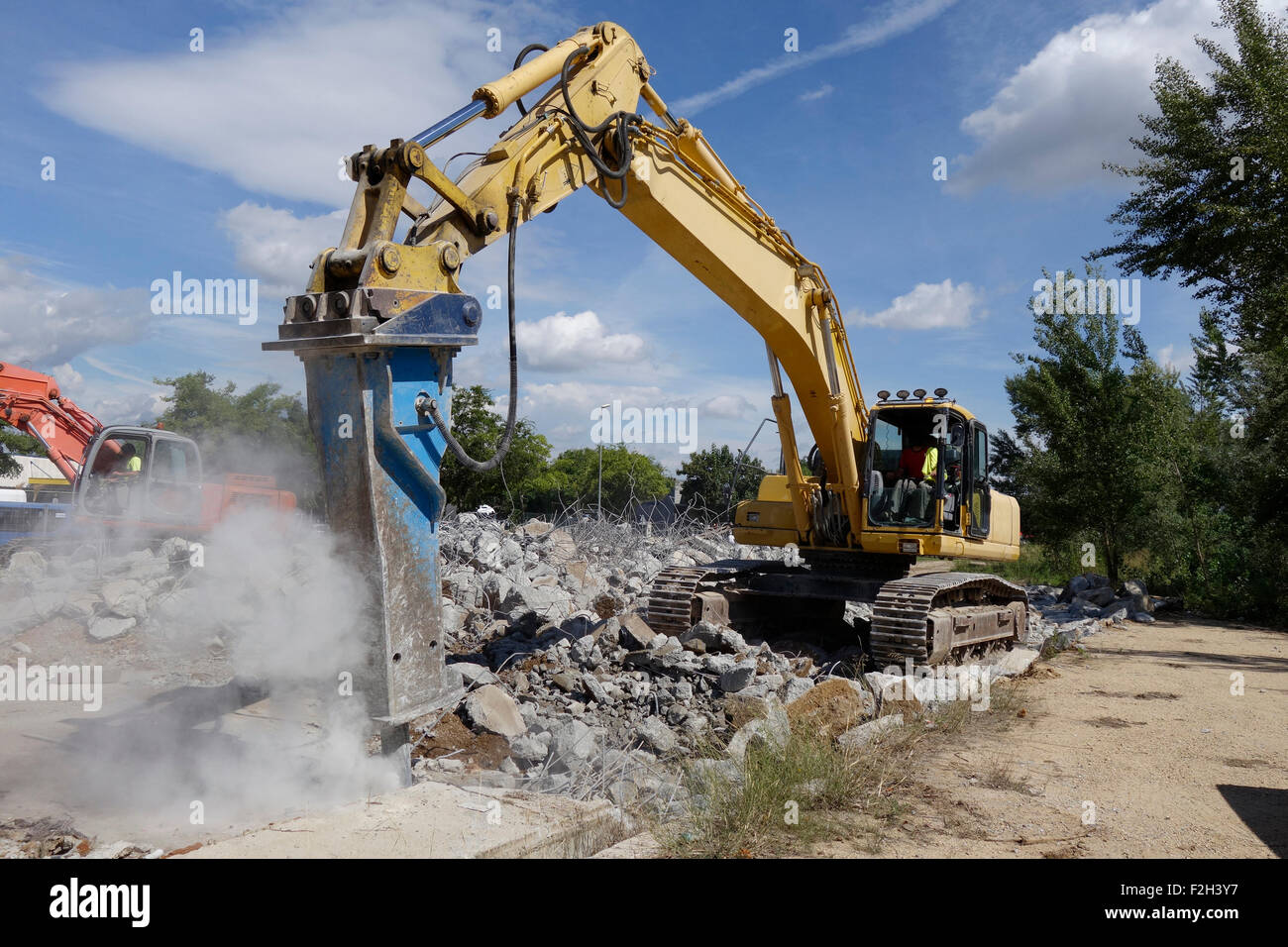 Große Bagger mit Hammer für Betonabbruch Stockfotografie - Alamy
