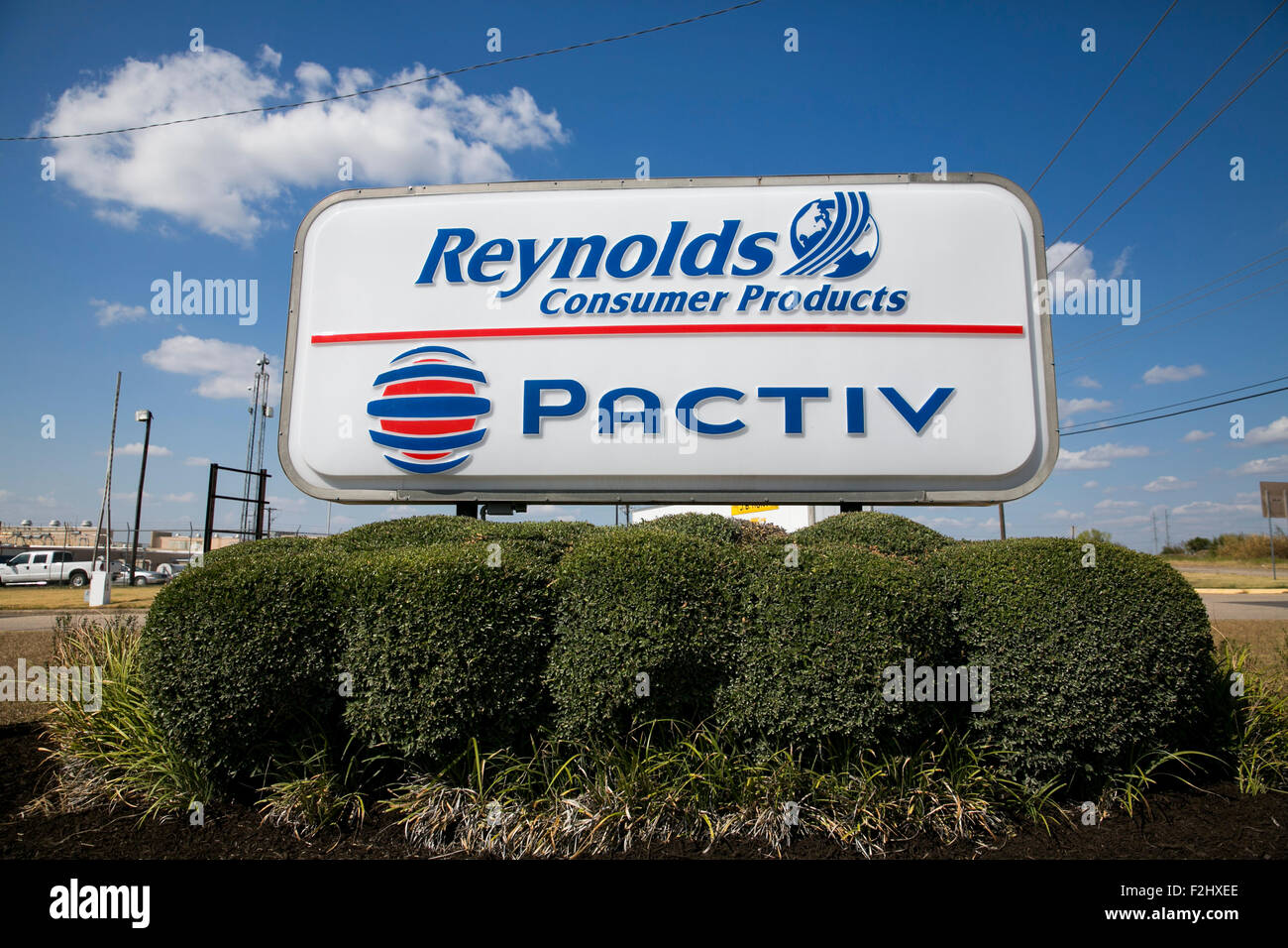 Ein Logo Zeichen außerhalb einer Fabrik von Reynolds Consumer Products ...