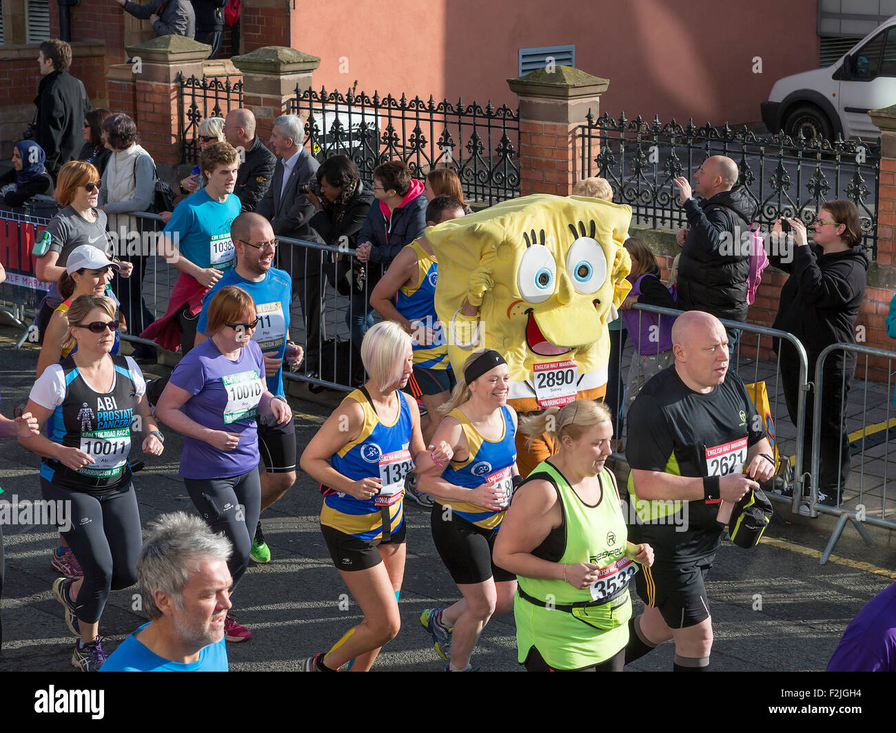 Spongebob costume -Fotos und -Bildmaterial in hoher Auflösung – Alamy