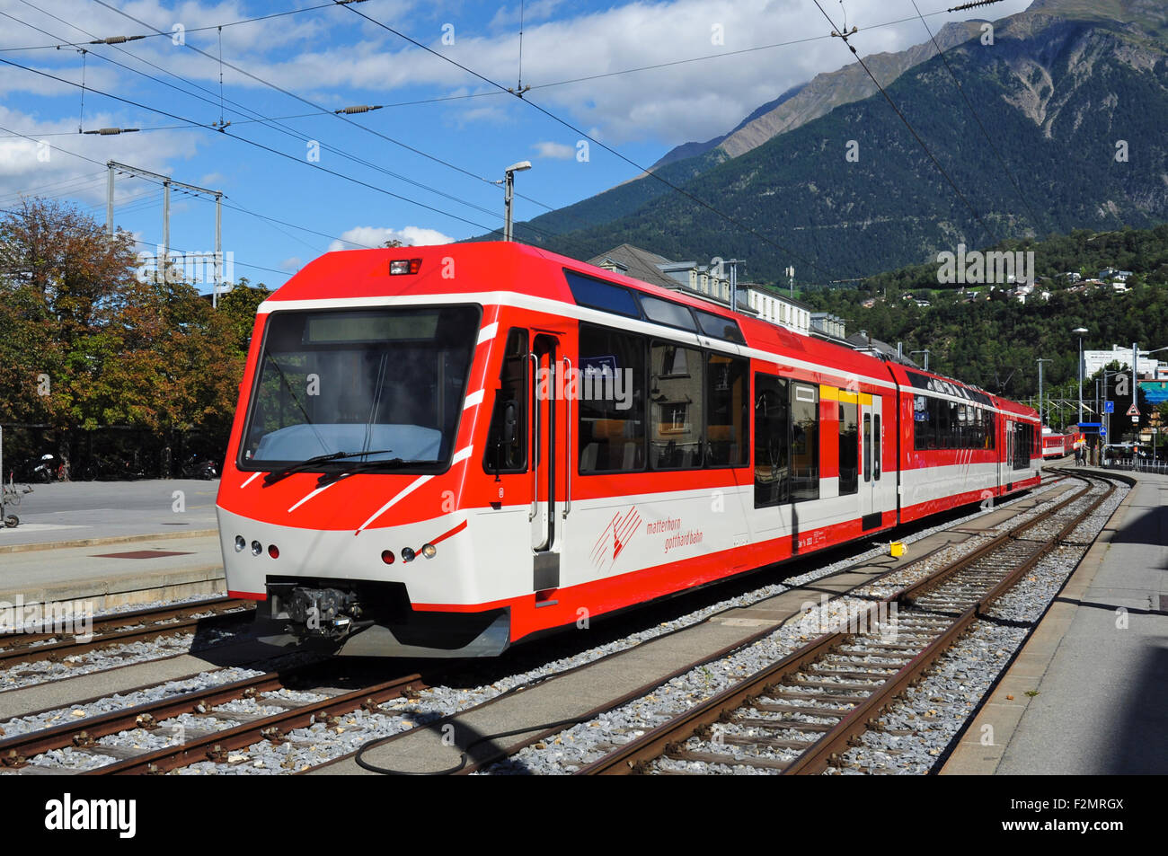 Matterhorn Gotthard Bahn (MGB) - Zug am Bahnhof Brig, Wallis, Schweiz ...