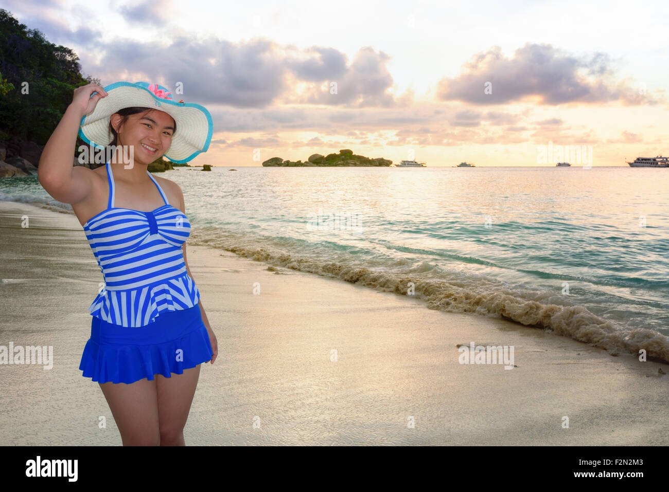 Teenagerin im badeanzug -Fotos und -Bildmaterial in hoher Auflösung – Alamy