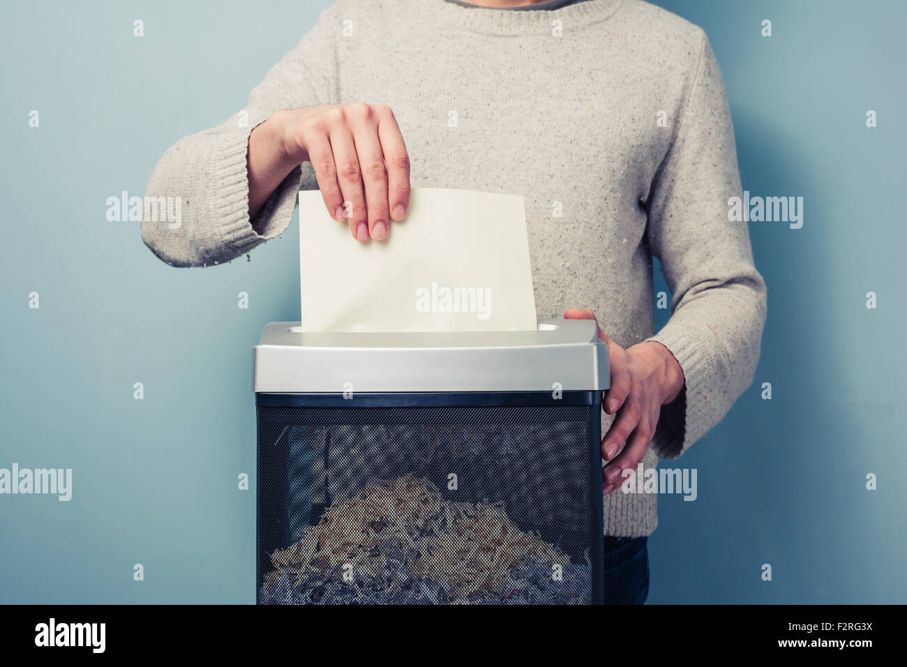 Shredder man -Fotos und -Bildmaterial in hoher Auflösung – Alamy