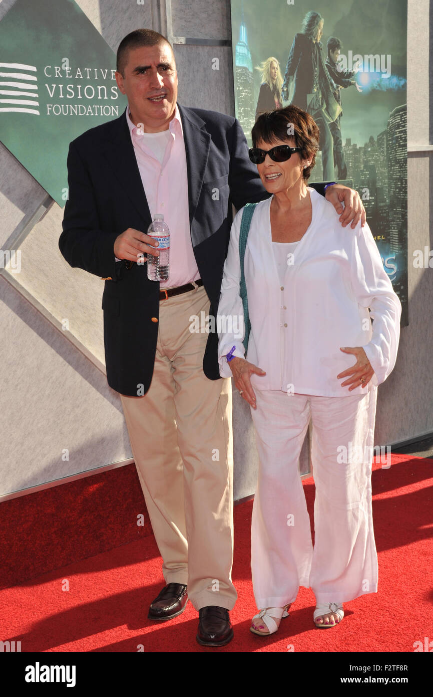 BURBANK, CA - 12. Juli 2010: Alfred Molina & Frau Jill Gascoine bei ...