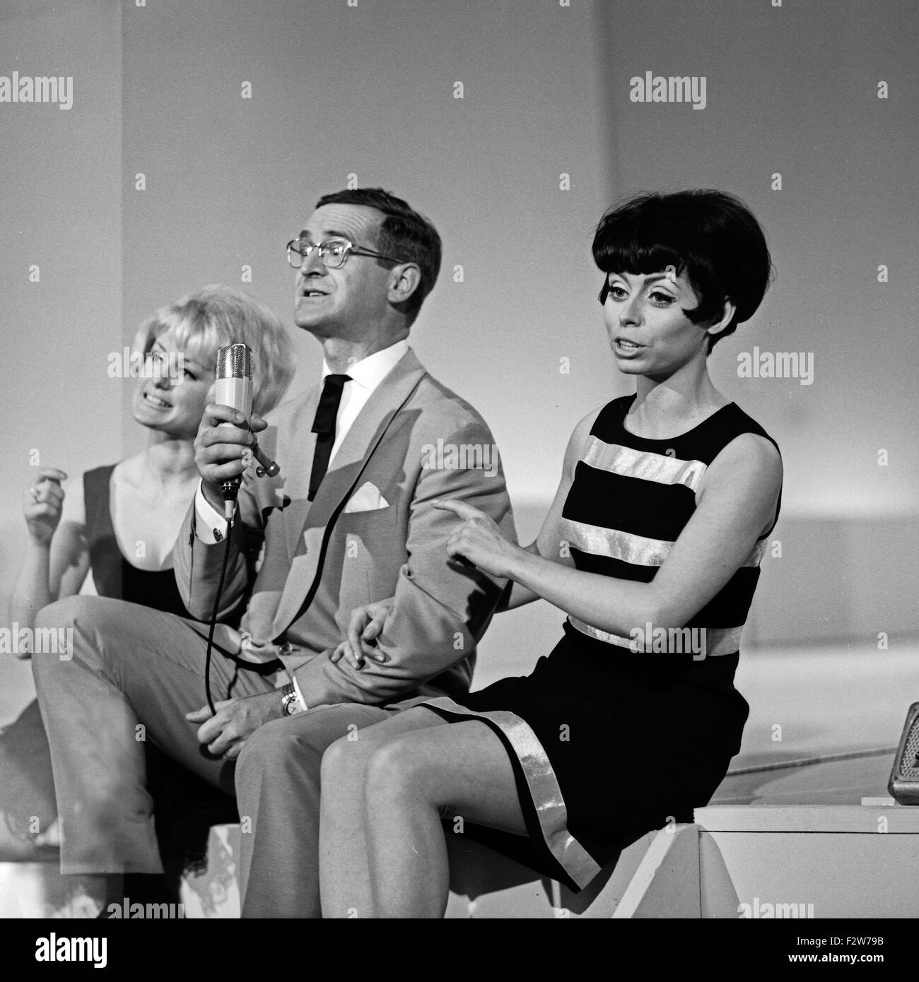 Der Schweizer Orchesterleiter Hazy Osterwald Mit Ehefrau Ema Damia ...