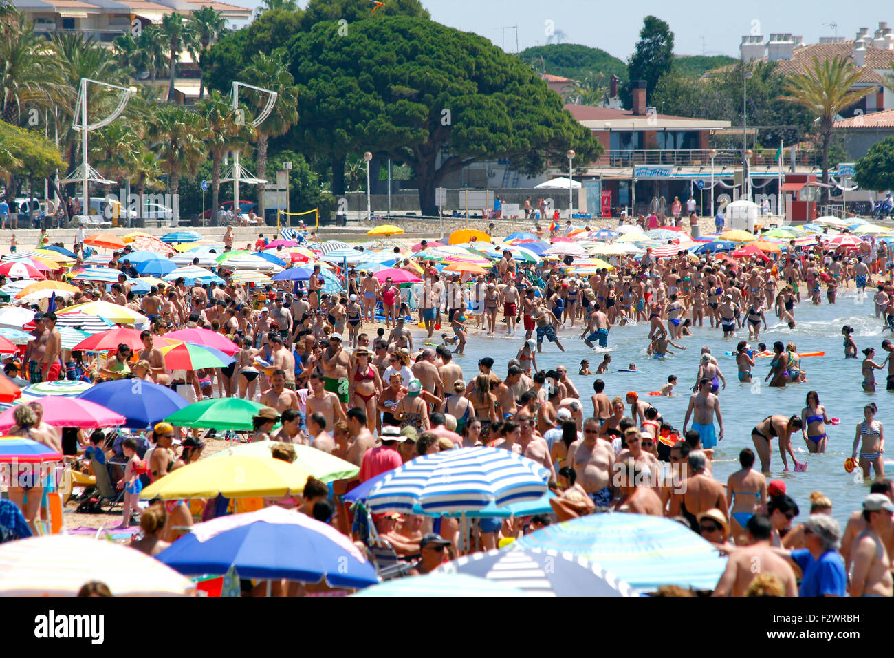 Leute, die sich am strand entspannen -Fotos und -Bildmaterial in hoher ...