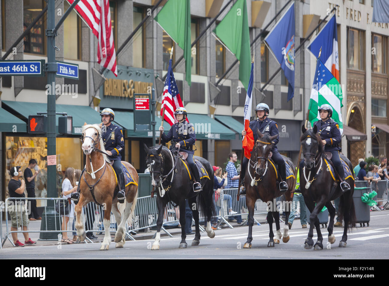 NYPD Offiziere führen den Labor Day Parade auf der 5th Avenue in New ...