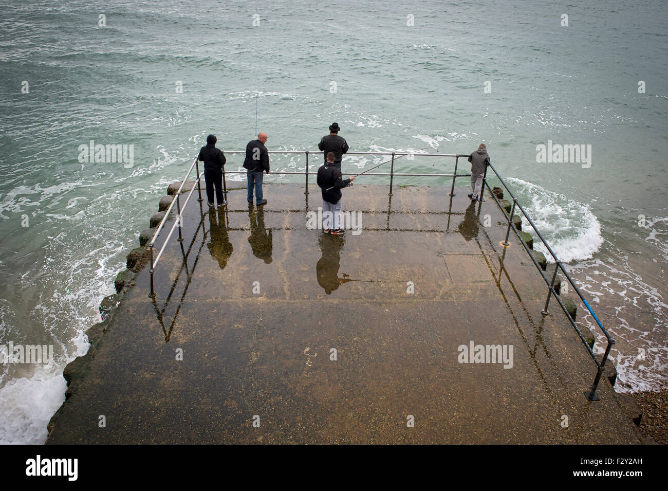 Männer, die vom pier fischen -Fotos und -Bildmaterial in hoher ...