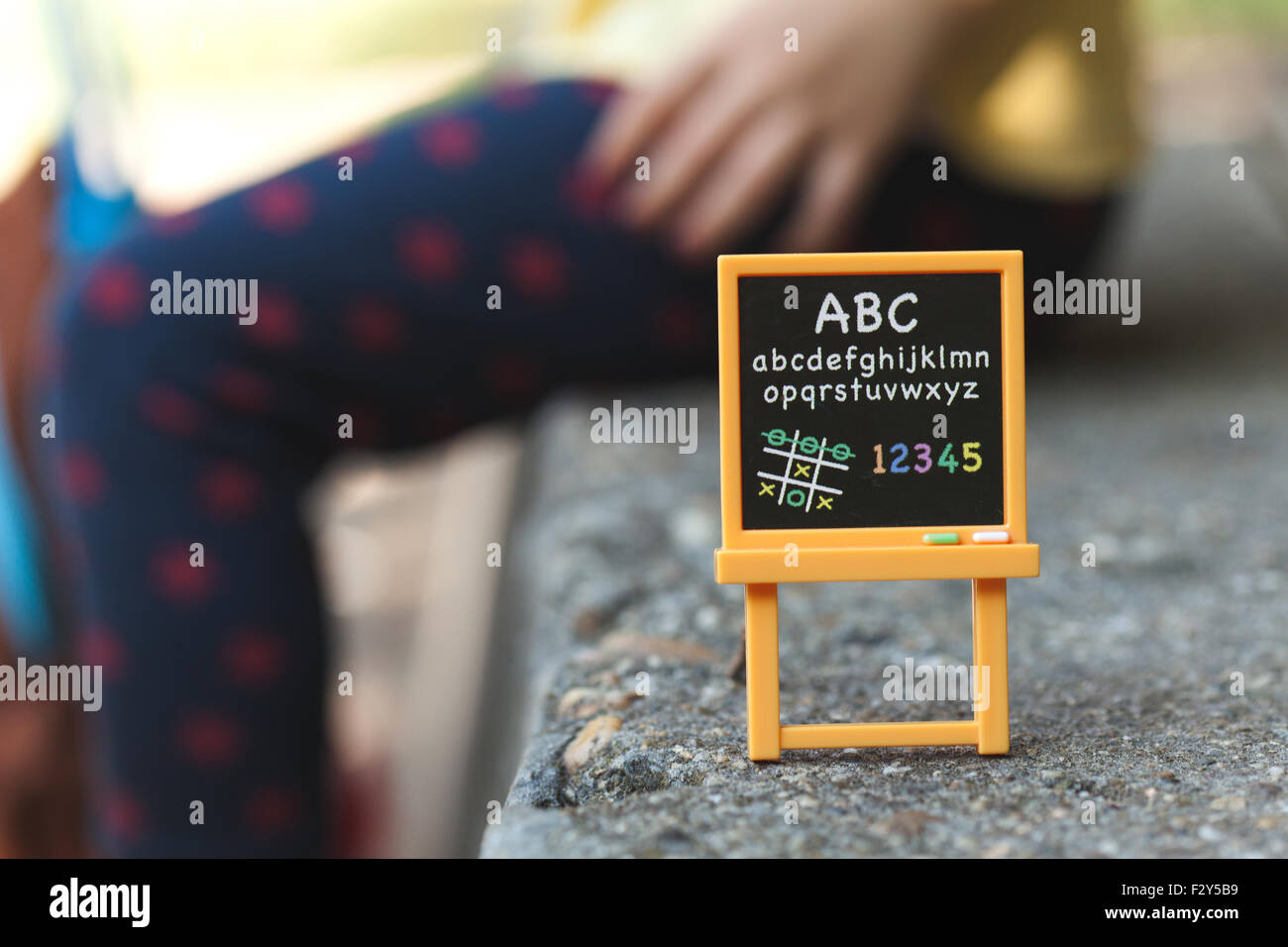 Kind steht an tafel -Fotos und -Bildmaterial in hoher Auflösung – Alamy