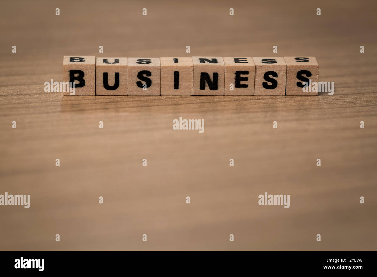 Geschäft in hölzerne Würfel auf dem Schreibtisch Stockfotografie - Alamy Geschäft in hölzerne Würfel auf dem Schreibtisch Stockfotografie - Alamy