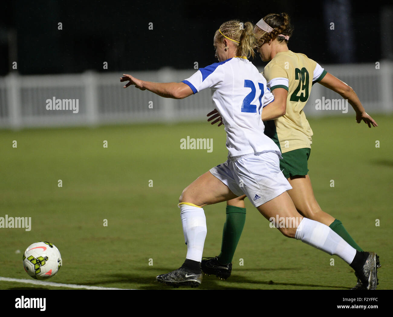 Williamsburg, VA, USA. 25. Sep 2015. 20150925 - Hofstra vorwärts Leah ...