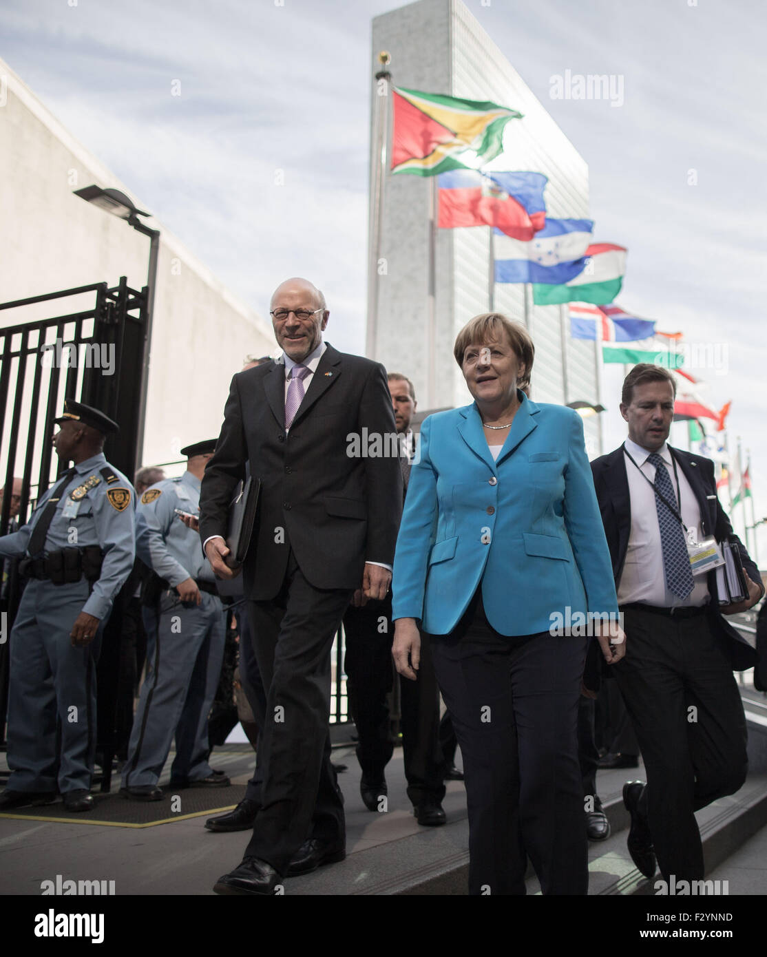 New York, USA. 25. Sep 2015. Bundeskanzlerin Angela Merkel (vorne C ...