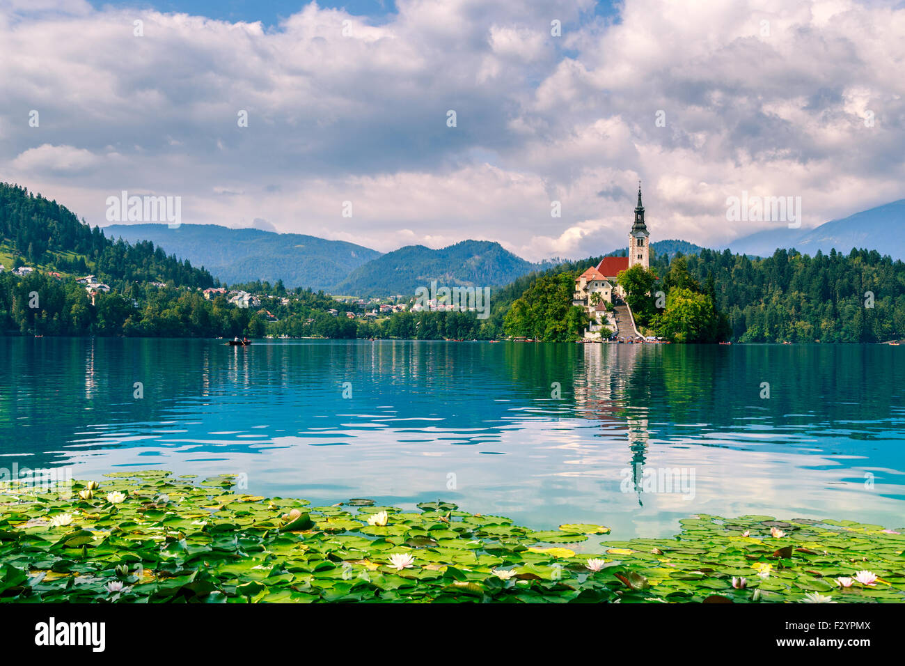 Bled mit See, Insel, Burg und Berge im Hintergrund, Slowenien, Europa ...