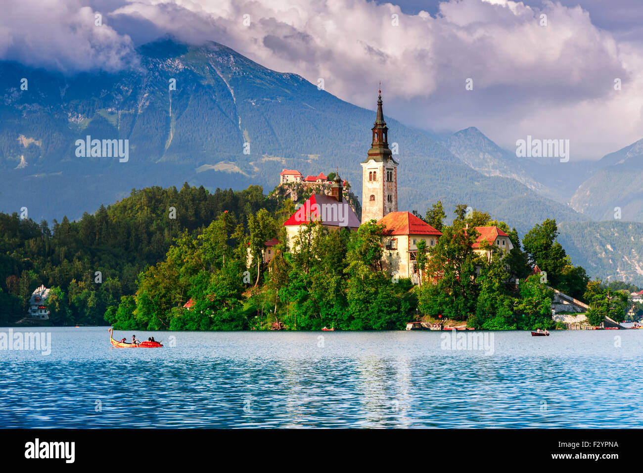 Bled mit See, Insel, Burg und Berge im Hintergrund, Slowenien, Europa ...