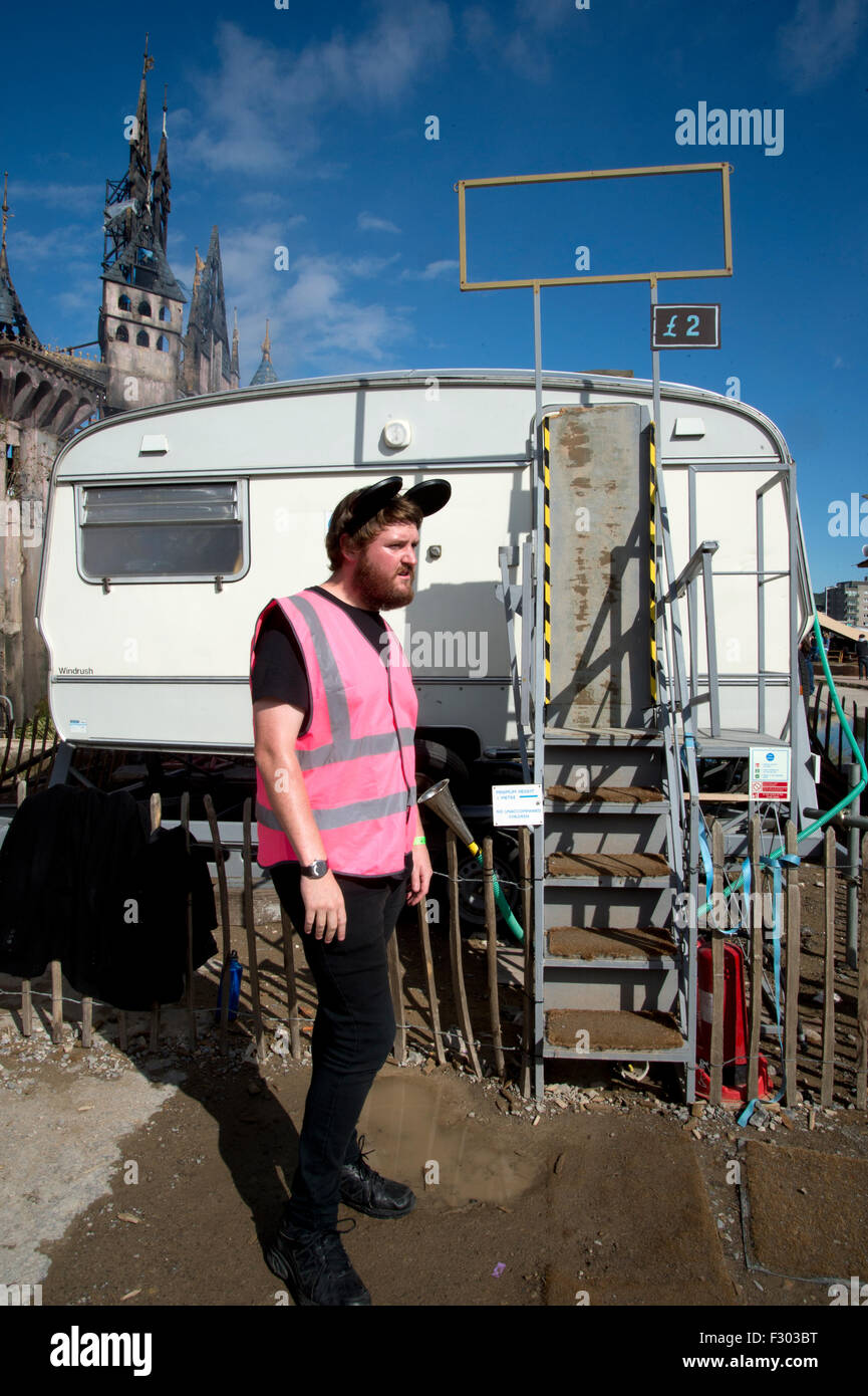 Dismaland, Verblüffung Park, The Astronaut Wohnwagen von Tim Hunkin und ...