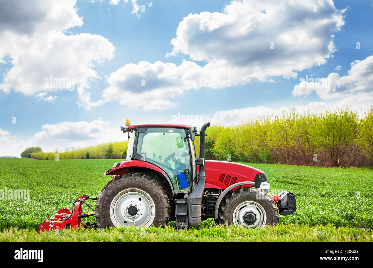 Roter traktor -Fotos und -Bildmaterial in hoher Auflösung – Alamy