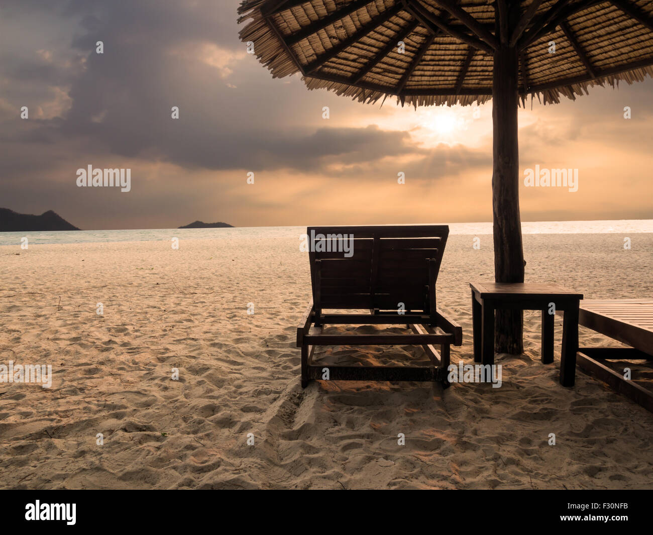 Bank am strand -Fotos und -Bildmaterial in hoher Auflösung – Alamy