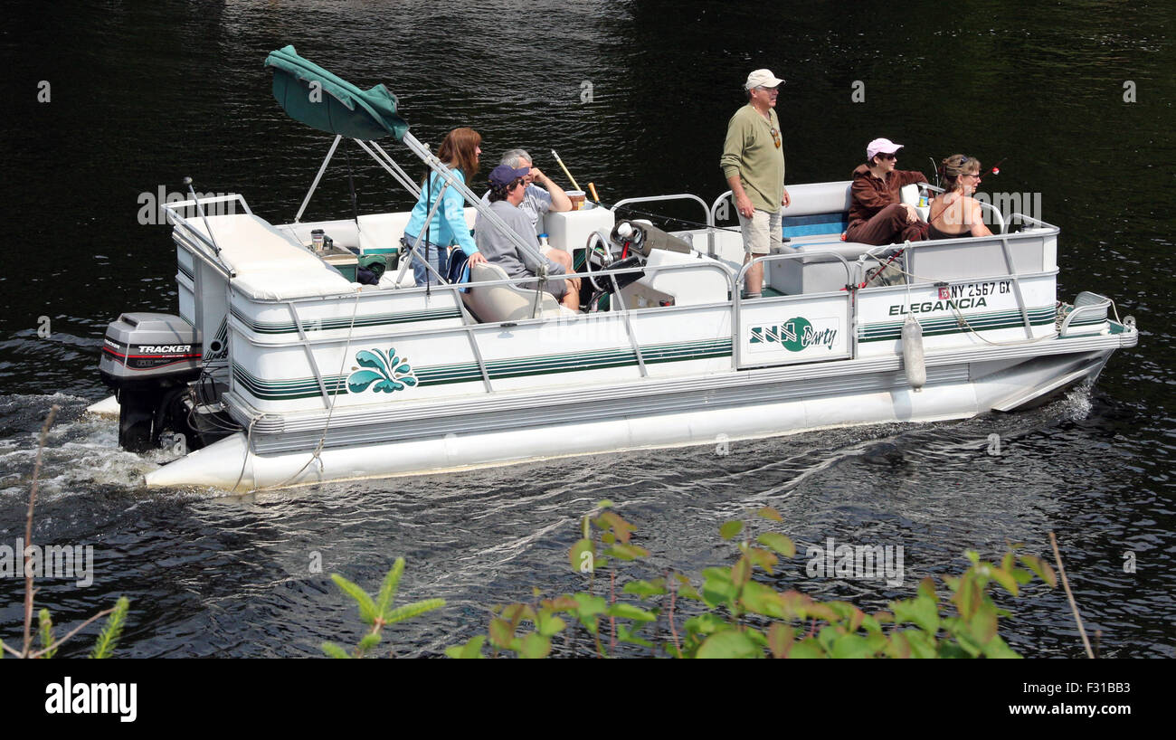 Pontonboot Deck mit Freunden der Familie Personen an Bord. Lange See ...