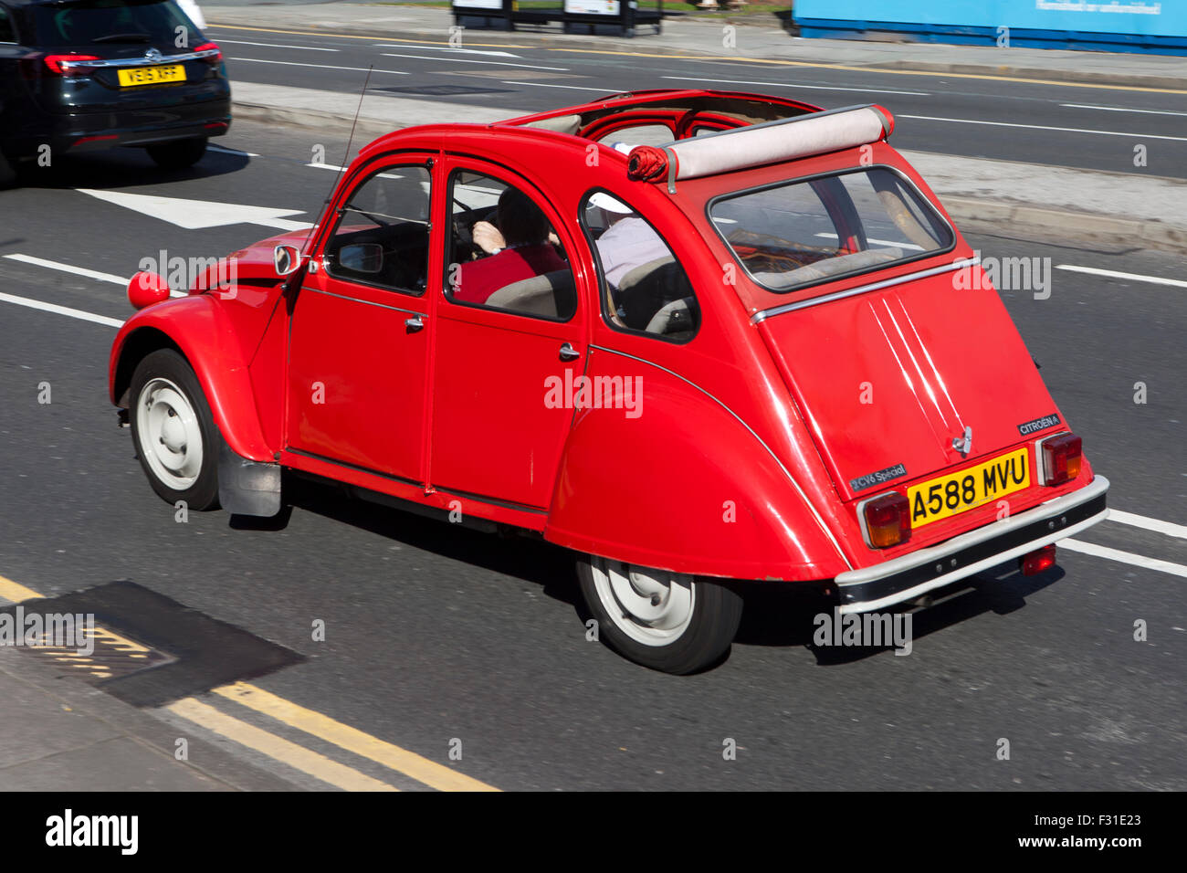 Eine verschwommene Bewegung Citroen 2CV bei Speed Motion blur auf "The ...