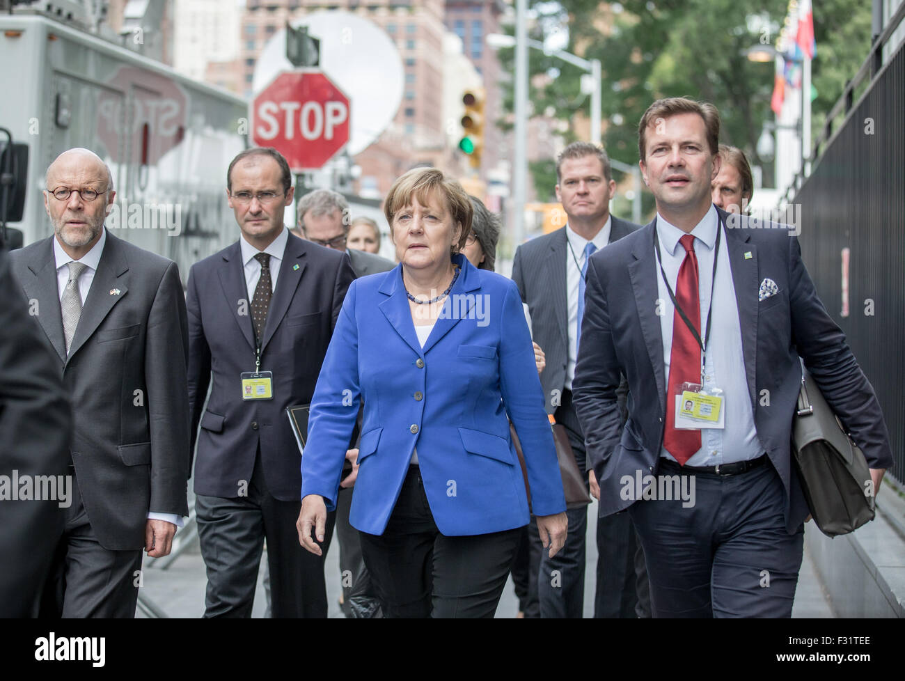 Bundeskanzlerin Angela Merkel (CDU, C, vorne), Regierungssprecher ...