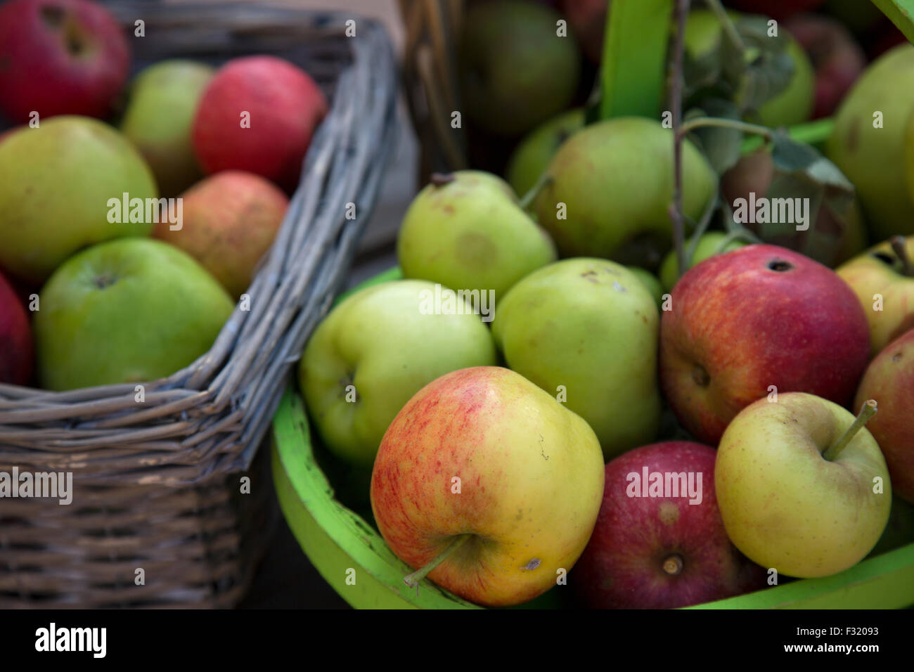 äpfel in einem korb -Fotos und -Bildmaterial in hoher Auflösung – Alamy