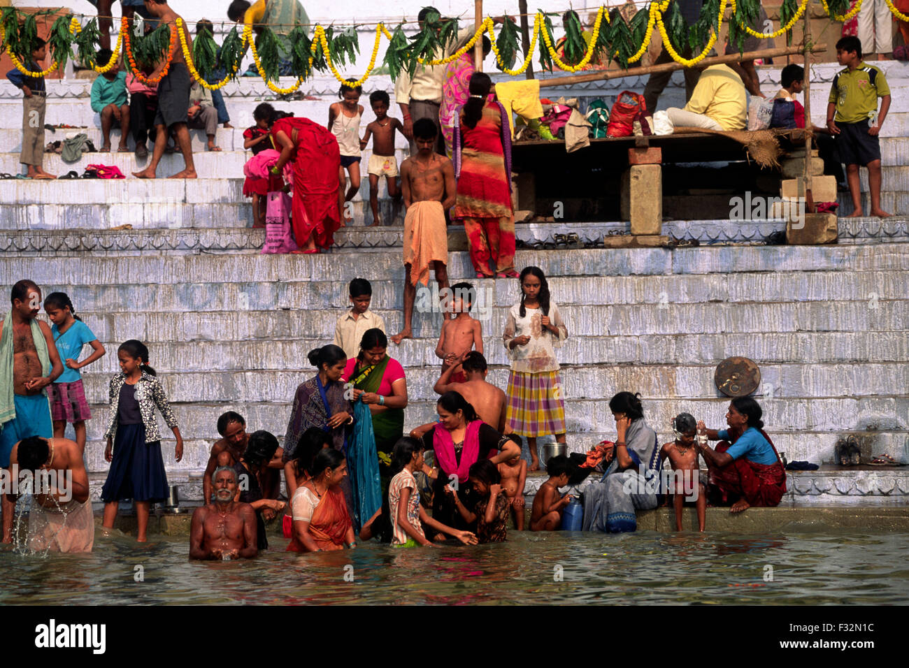 Hindu pilgrims bathing in ganges river -Fotos und -Bildmaterial in ...