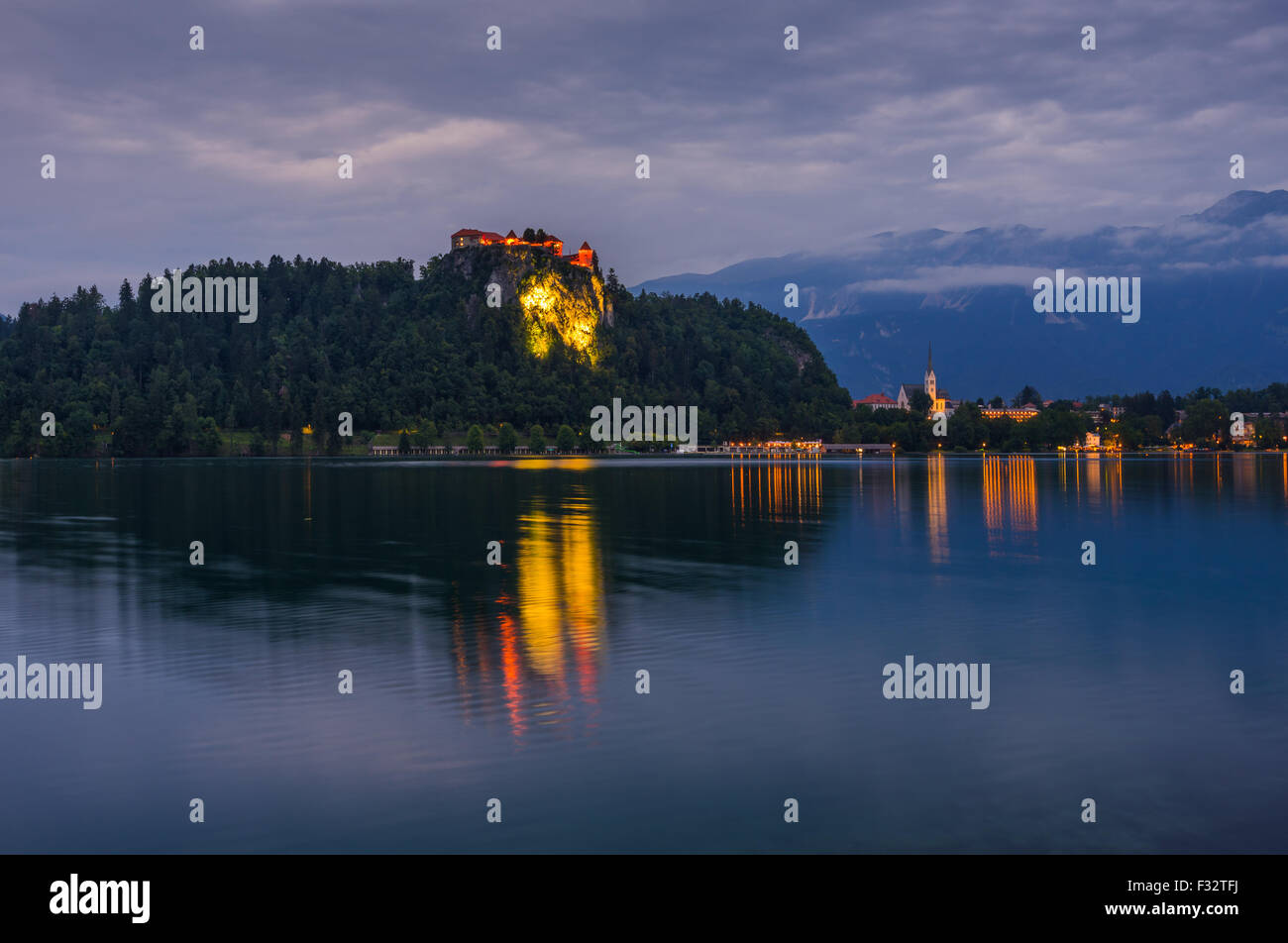 Bled Burg von Bled See in Slowenien beleuchtet auf Wasseroberfläche ...