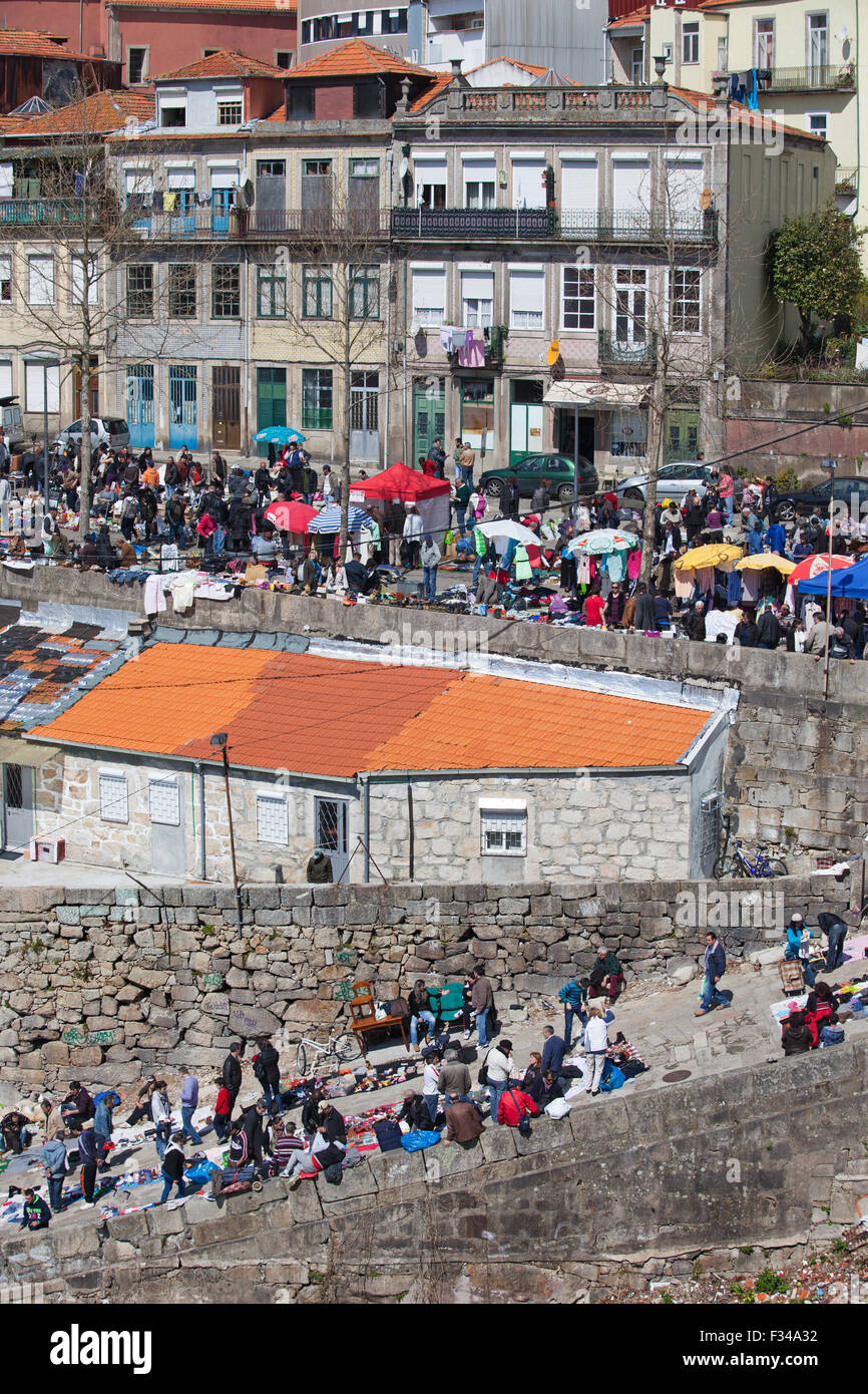 Vandoma Flohmarkt in der Altstadt von Porto, Portugal Stockfotografie ...