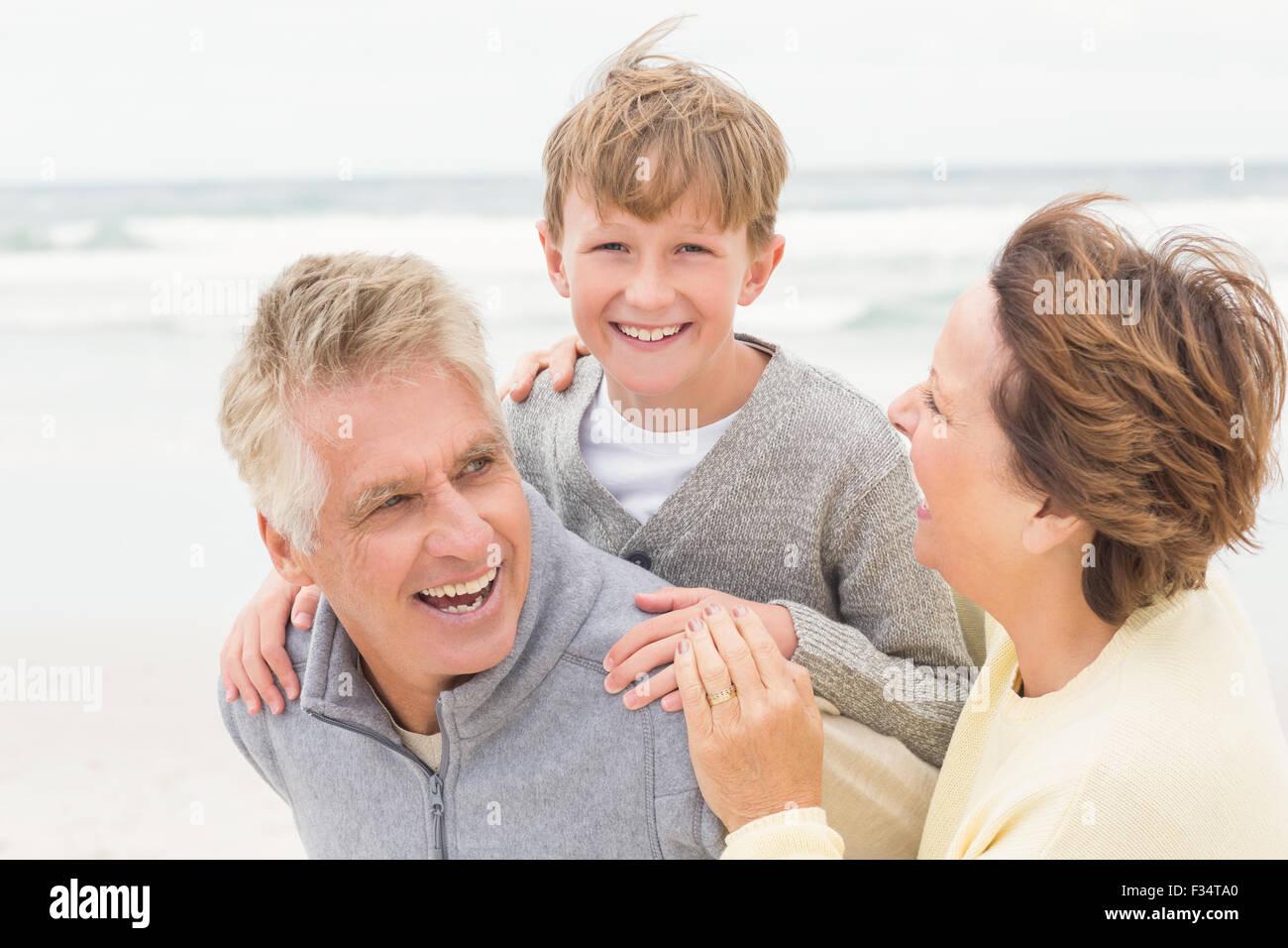 Urlaub oma und enkel strand -Fotos und -Bildmaterial in hoher Auflösung – Alamy