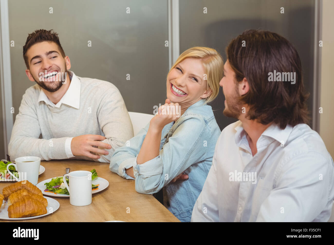 Mitarbeiter kantine -Fotos und -Bildmaterial in hoher Auflösung – Alamy