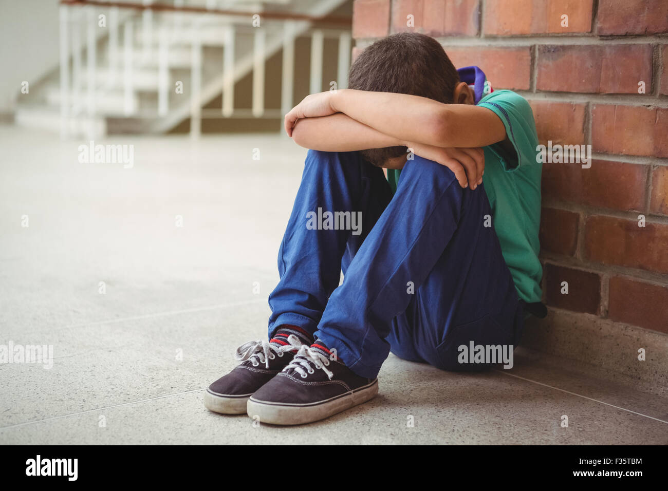 Verärgert einsames Kind alleine sitzen Stockfotografie - Alamy