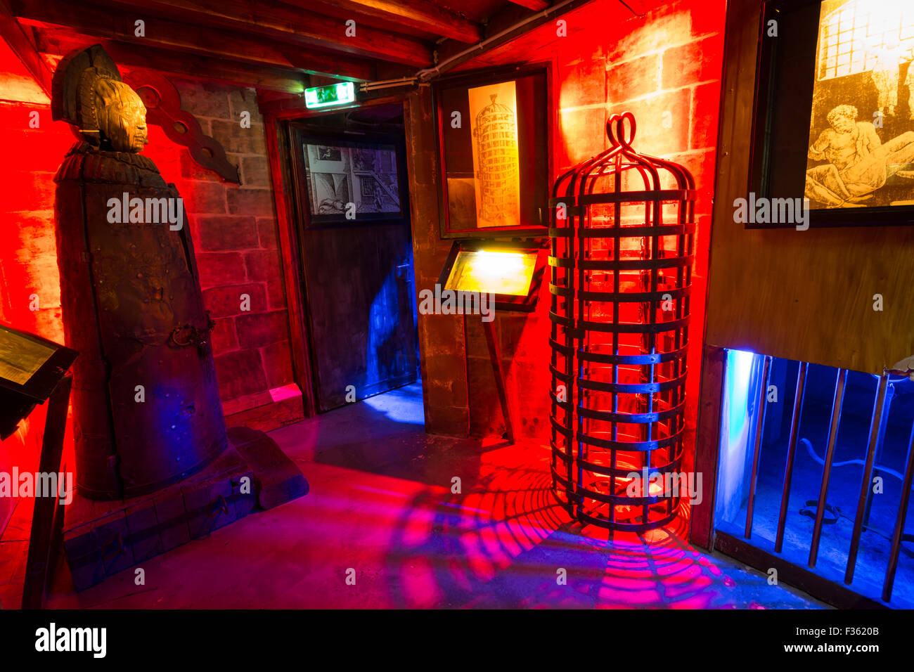 Medieval Torture Cage Stockfotos und -bilder Kaufen - Alamy