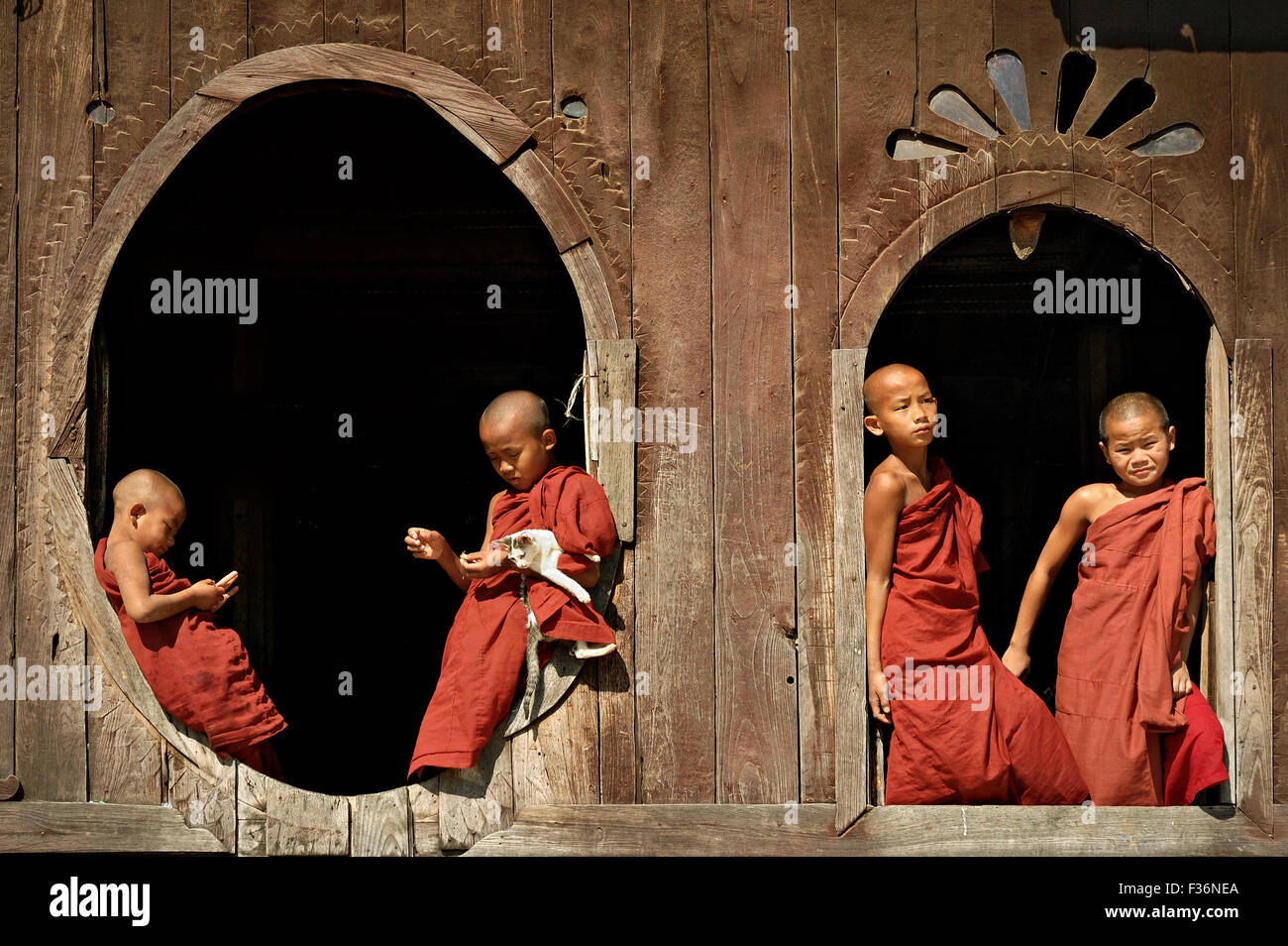 Neulinge an den Fenstern der Shwe Yaunghwe Kloster, Nyaung Shwe, Shan ...