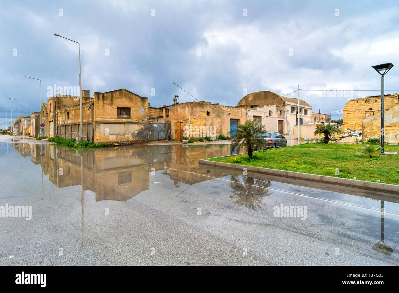 Küste und Straße mit Reflexion in Marsala, Italien Stockfotografie - Alamy