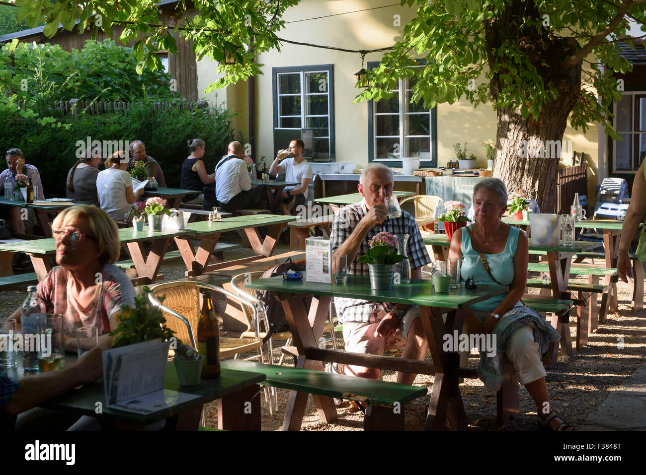 Heuriger wien wien -Fotos und -Bildmaterial in hoher Auflösung – Alamy