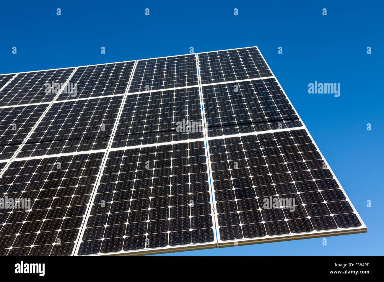 Man solar panel -Fotos und -Bildmaterial in hoher Auflösung – Alamy
