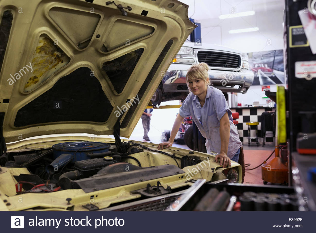 Mechaniker motor -Fotos und -Bildmaterial in hoher Auflösung – Alamy