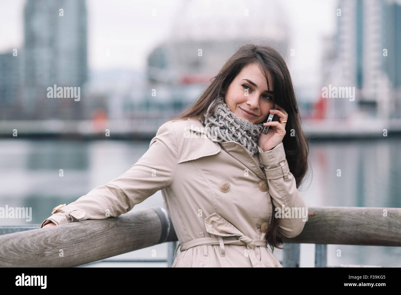 Frau Am Handy Stockfotos und -bilder Kaufen - Alamy