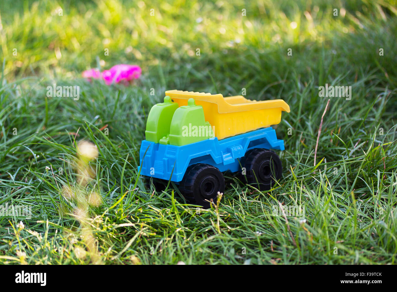 Auto im gras -Fotos und -Bildmaterial in hoher Auflösung – Alamy